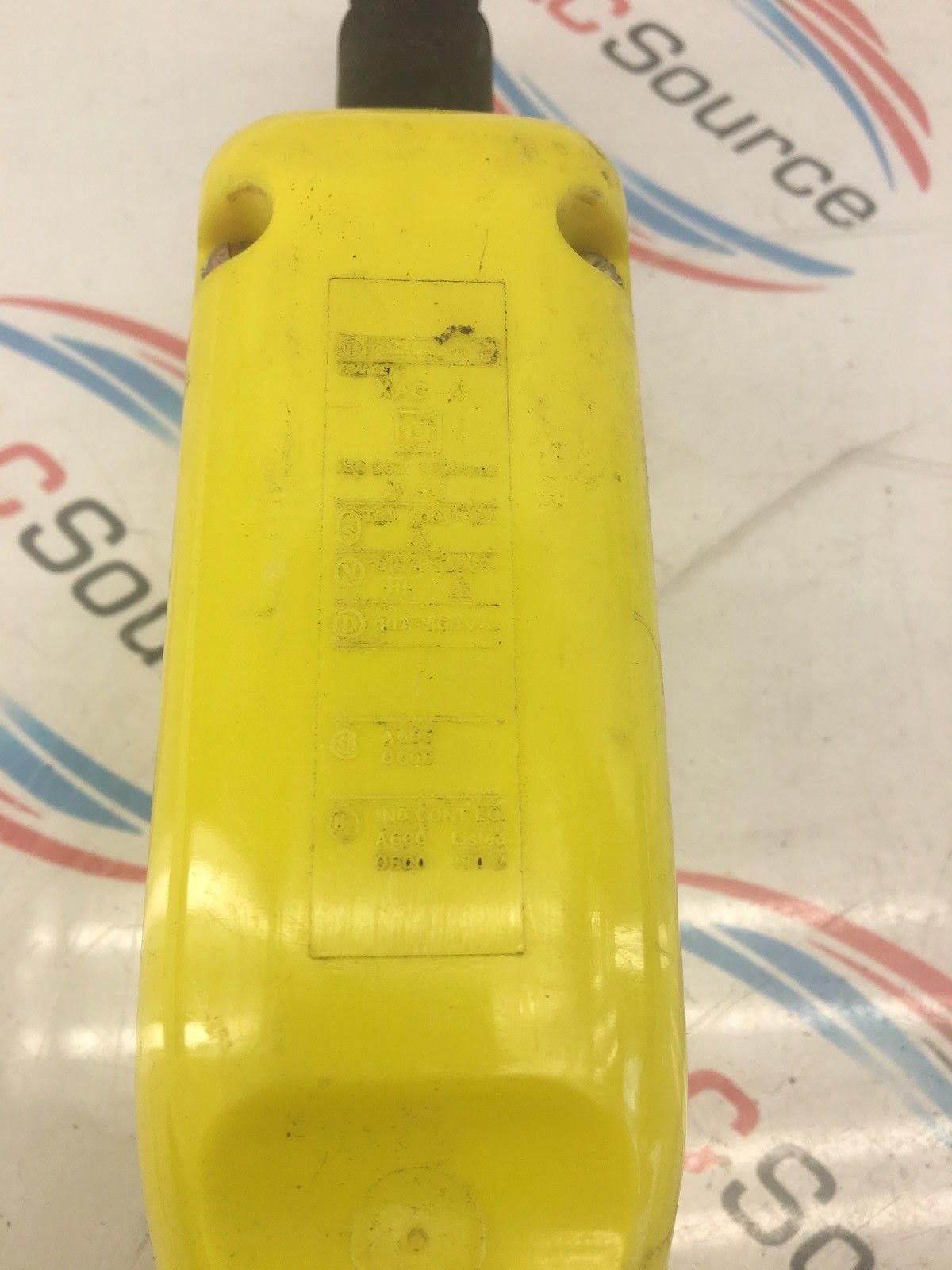 TELEMECANIQUE XAC-A201 UP/DOWN PUSH BUTTON SWITCH HOIST PENDENT TELEMECANIQUE XAC-A201 UP/DOWN PUSH BUTTON SWITCH HOIST PENDENT